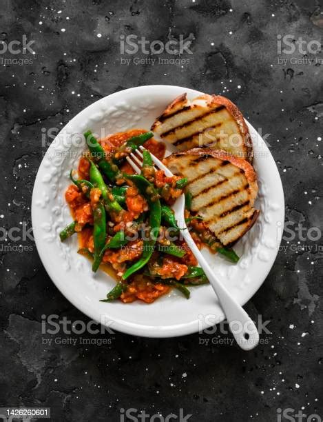 토마토 소스와 구운 빵에 녹색 콩 맛있는 채식 점심 식사 어두운 배경의 스낵 톱 뷰 0명에 대한 스톡 사진 및 기타 이미지 0명 가을 건강한 식생활 Istock