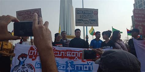 Dvb ဗုိလ္ခ်ဳပ္ေၾကး႐ုပ္ကန္႔ကြက္သည့္ ကရင္နီလူငယ္မ်ားကို ရန္ကုန္တြင္