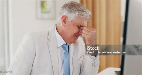 두통 통증 및 사무실에서 노인 직장에서 피곤하고 좌절하는 도전 실패 또는 실수 Ceo의 스트레스 질병 및 편두통으로 인한 우울증 기업 부채 및 재정 위기 60 64세에 대한