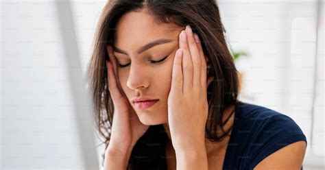 노트북 컴퓨터를 가진 피곤한 젊은 비즈니스 여성의 초상화 기술 사람들 작업 개념 사진 Unsplash의 세르비아 이미지