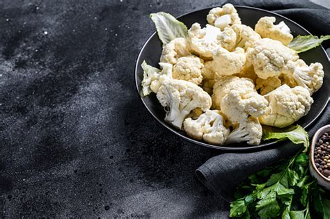 그릇에 작은 조각으로 자른 신선한 유기농 콜리플라워 검은 색 배경 맨 위 보기입니다 복사 공간 강판에 갈기에 대한 스톡 사진 및 기타 이미지 Istock