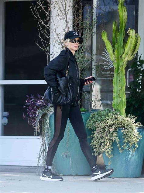 25 Yoga Pants Outfits To Wear Beyond The Gym