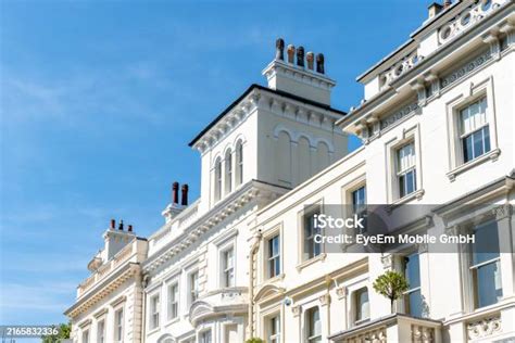 푸른 하늘에 대한 런던의 노팅 힐에있는 고급 영어 빅토리아 시대 주택 런던 잉글랜드에 대한 스톡 사진 및 기타 이미지 런던 잉글랜드 그루지야 스타일 맨션 Istock
