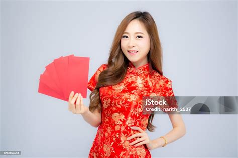 아름 다운 초상화 젊은 아시아 여자 치파오 드레스 흰색 바탕에 웃는 지주 빨간 봉투 여자와 흥분 행복 한 중국 새 해 축 하