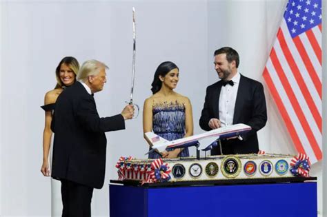 ဘိုင်ဒန် ခန့်ခဲ့တဲ့ လူ ၁၀၀၀ ကျော်ကို အလုပ်ဖြုတ်ဖို့ စနေပြီလို့