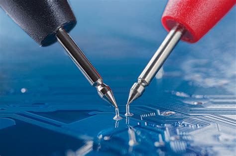 Pcb의 구성 요소로부터 전자 신호를 측정합니다 전자 제품 수리 및 디지털 기술 납땜이 된에 대한 스톡 사진 및 기타 이미지 납땜이 된 회로판 실험실 Istock