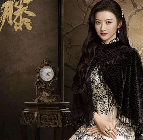 别再数景甜在《司藤》里穿了多少件旗袍啦，咱苏派旗袍就很适合日常穿