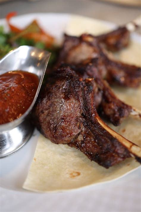 갈색으로 변한 음식 고기 고명 과즙이 많은 구운 양고기 갈비 굽다 다육 다정한 단백질 레스토랑 품질 맛있는 먹음직스러운 멋진 요리 메인 코스 미식