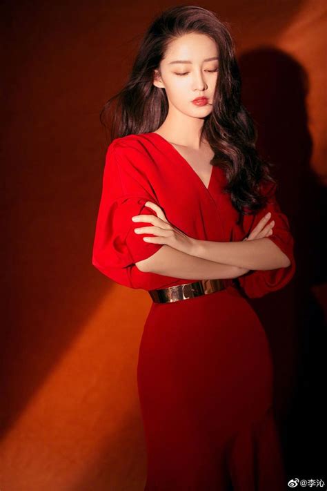 李沁 Qin Li 图片 Red Outfit Photoshoot