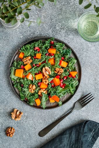 상위로 만든 야채 같은 채식주의 샐러드에서 보기는 감 양배추의 일종 석류 씨앗 호두 건강 한 음식과 라이프 스타일 개념 플랫 하다 0명에 대한 스톡 사진 및 기타 이미지