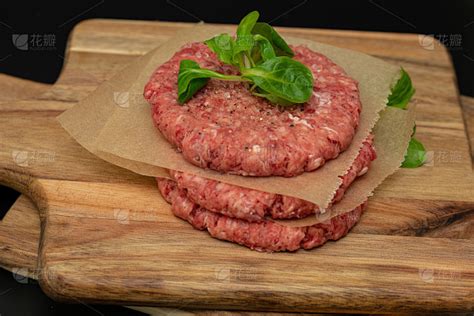 生碎牛肉汉堡