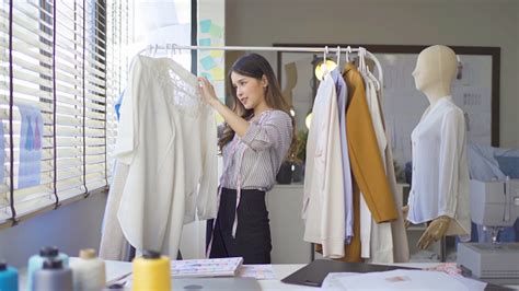 프리랜서 디자이너 재단사 스타일리스트 아티스트 아시아 여성 집이나 집에서 패션 디자인 옷과 의상 셔츠를 온라인으로 작업하는 태국인의 초상화 사람들의 라이프 스타일 창의력