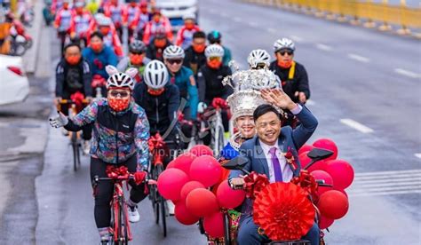 河南西平：婚礼简办 骑车接亲 人民图片网