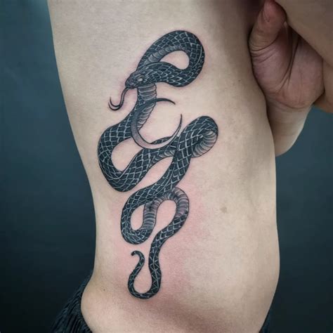 옆구리 뱀 작업했네요~ 뱀타투 감성타투 원포인트타투 예제로타투 예제로 Jezerotattoo