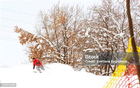 사라토프 러시아09022019 트랙에 눈 덮인 슬로프에 스키어 Virage 스키입니다 겨울 스포츠 및 야외 활동 자연 속에서 여가 가루눈에 대한 스톡 사진 및 기타 이미지