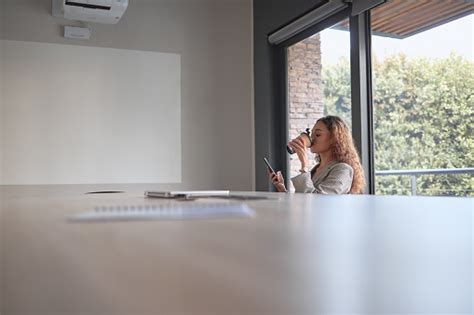 소셜 미디어 커피 및 사무실에서 연락 커뮤니케이션 및 기업 네트워킹을 위한 전화를 가진 비즈니스 여성 회사 차 직원 휴식 및 스마트 폰으로 모바일 앱에서 독서하는 근로자