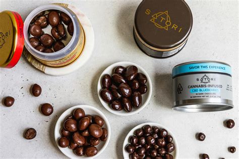 Cbd 초콜릿 고급 초콜릿 과자 깡통 다크 초콜릿 단 것 달콤한 대마초 도심 도심 사탕 도심 취급 디저트 라이프스타일 럭셔리 맛있는 먹을 수 있는