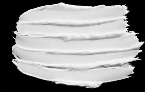 화이트 모이스처라이징 크림 견본 페이스 로션 또는 마스크 스트로크 버터 크림 스킨 케어 샘플 검은 배경 클로즈업에 화장품 번짐 미용 제품 평면도 0명에 대한 스톡 사진 및