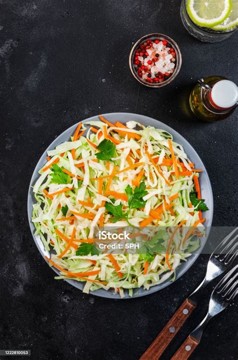 회색 부엌 테이블 배경에 당근 흰색 양배추 샐러드 Coleslaw 맨 위 보기 복사 공간 갈기갈기 찢어진에 대한 스톡 사진 및 기타 이미지 Istock