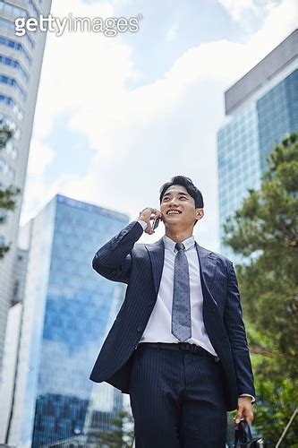 비즈니스 비즈니스 주제 비즈니스맨 사업가 통화중 움직이는활동 스마트폰 통화중 휴대폰 전화기 커뮤니케이션 비대면 사회이슈 비대면계약 비대면