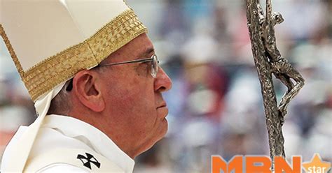 십자가 바라보는 프란치스코 교황 [mbn포토]