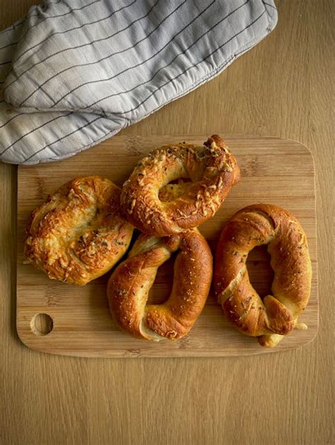 간단한 식사 갓 구운 곡물 과자 굽는 판 나무 질감 러스틱 많은 맛있는 목조 판자 무늬 직물 미식가 밀 밀가루 반죽 발효빵 베이글 베이커리
