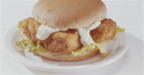 흰 접시에 양상추와 마요네즈를 곁들인 치킨 샌드위치 사진 Unsplash의 햄버거 이미지