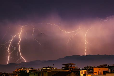 가벼운 가벼운 풍경 강렬한 강화된 경외심을 불러일으키는 경치가 좋은 광선 구름 구름 경치 기상학 깜박임 날씨 뇌우 다이나믹한 대기의 대소동 대조