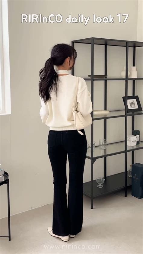 리리앤코 봄과 여름 사이💗 어깨끈 조절이 가능한 뷔스티에와 크롭 셔츠 투피스로 단독 또는 세트로 활용하기 좋아요 허리라인을 슬림하게 잡아주는 스트랩이 포인트