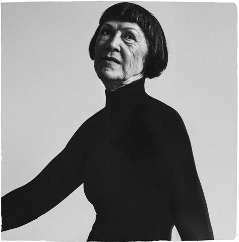 Ai는 터틀넥을 입은 검은 머리 모델의 초상화를 생성했습니다 사진 Unsplash의 무료 얼굴 이미지