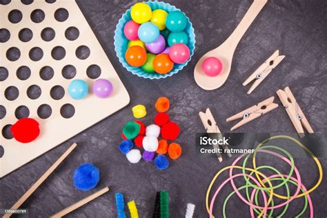 놀이와 아이들의 운동 능력 조정 및 논리적 사고의 발달에 사용되는 다양한 액세서리 0명에 대한 스톡 사진 및 기타 이미지 0명 개발 검은색 Istock