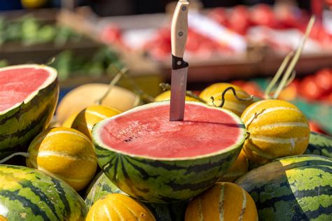 집 밖의 건강한 식생활 과일 과일 마구간 과일 종류 귤 노점상 농산물 가판대 농산물 시장 도시 설정 도시 시장 딸기 라임 라즈베리 레몬 메론