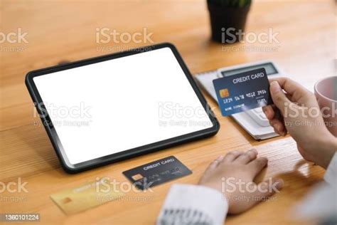 사무실에서 태블릿 빈 흰색 화면과 신용 카드를 사용하여 온라인으로 쇼핑하는 사업가 Po에 대한 스톡 사진 및 기타 이미지 Po 고객 공란 Istock