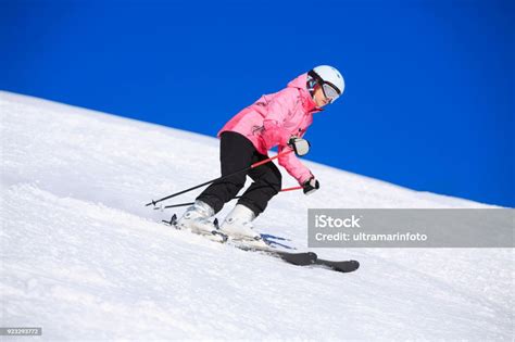 이탈리아에서 Dolomites 스키 리조트에서 스키 아마추어 여자 겨울 스포츠 스키 가루눈에 대한 스톡 사진 및 기타 이미지 가루눈 건강한 생활방식 겨울 Istock