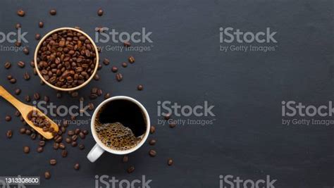 오래된 검은 색 나무 테이블 배경에 뜨거운 커피와 콩 모형 및 템플릿은 문자 카드 잡지 표지 포스터 및 배너 등을 텍스트공간으로 만듭니다 맨 위 보기입니다 플랫 레이 0명에