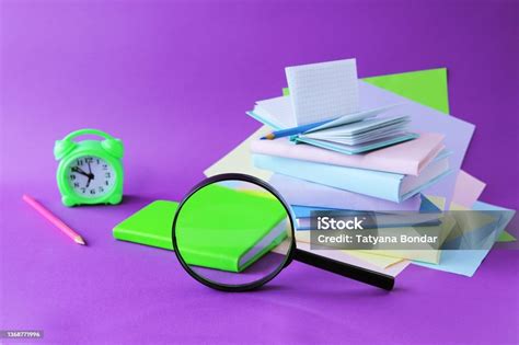 책 돋보기 알람 시계 및 메모장 파스텔 색 종이 테이블에 보라색 배경 보라색에 대한 스톡 사진 및 기타 이미지 보라색 0명 과학 Istock