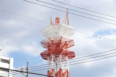 鉄塔マニアの聖地緑川通りぞいにあるNTTドコモの電波塔とNTTコミュニケーションズの電波塔立川フォト いいね立川