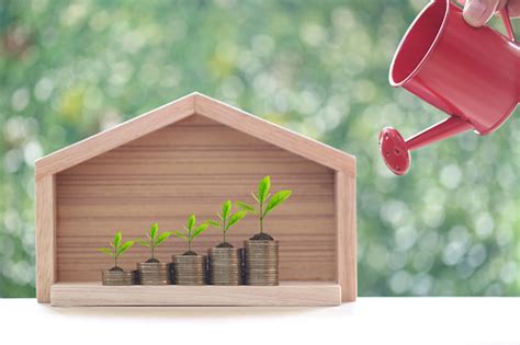 자연 녹색 배경에 모델 하우스에서 동전 돈의 스택에 성장 나무 비즈니스 투자 및 부동산 개념 거래자에 대한 스톡 사진 및 기타 이미지 Istock