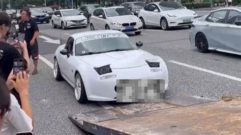 车辆即将被交警拖走，还“眨眼卖萌”引路人围观凤凰网视频凤凰网