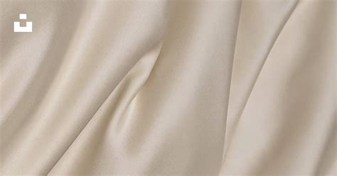 갈색 나무 테이블에 흰색 섬유 사진 Unsplash의 무료 배경 이미지