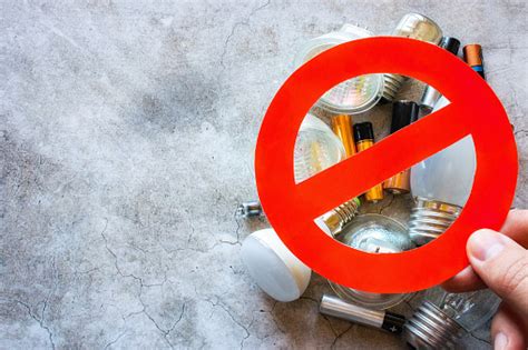 위험한 가정 쓰레기에 대한 정지 표지판 회색 배경에 텍스트를위한 공간이있는 전구 및 배터리 독성 폐기물에 대한 스톡 사진 및 기타 이미지 Istock