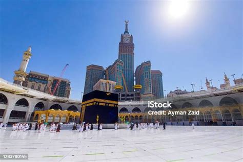 거룩한 카바 순례자는 코로나 바이러스 제한으로 제한된 움라를 위해 Makka의 마스지드 알 하람으로 돌아갑니다 무슬림을 착용 얼굴 마스크는 움라를 수행 카바 알하람 사원에