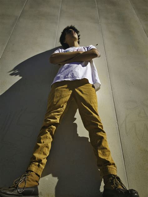 팔짱을 낀 채 벽에 기대어 서 있는 남자의 로우 앵글 사진 사진 Unsplash의 무료 도시의 이미지