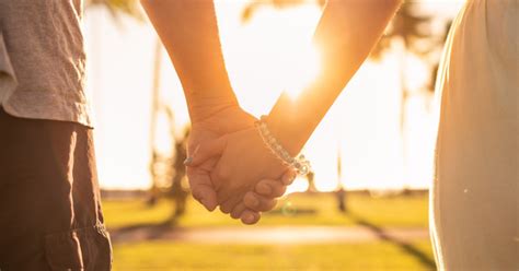 키스 포옹 성관계연인간 스킨십 중 가장 친밀한 것은