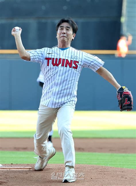 [포토]배우 류승룡 지금까지 이런 시구는 없었지 일간스포츠