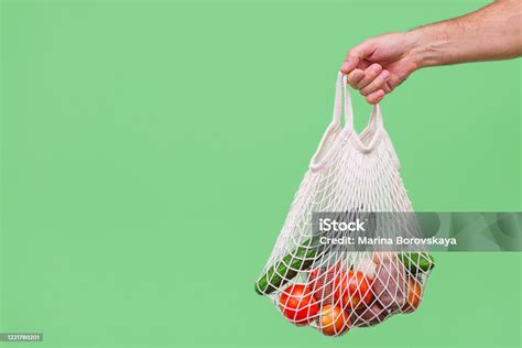 검역소에서 식료품을 배달하는 집 현관앞에서 쇼핑백을 들고 있는 남자의 손 부엌에 대한 스톡 사진 및 기타 이미지 부엌 상자 컷아웃 Istock