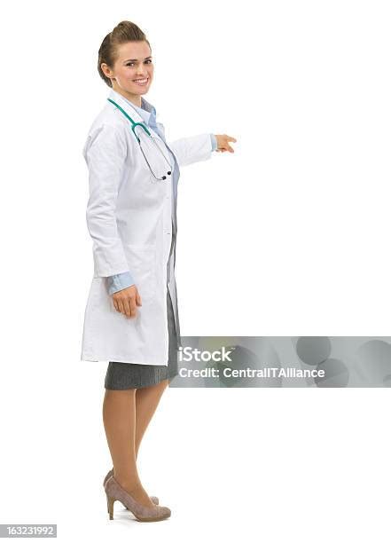 전체 길이 담담의 가리키는 여성 인물 사진 복사 공간이 있는 가리키기에 대한 스톡 사진 및 기타 이미지 가리키기 갈색 머리 몸짓 Istock