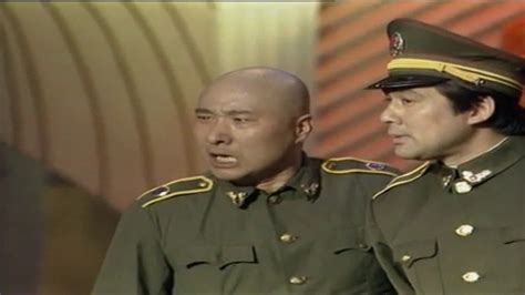 小品《警察与小偷》，陈佩斯、朱时茂表演。 手机新浪网