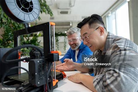 3d 프린터 인쇄 프로세스로 작업하는 엔지니어 2명에 대한 스톡 사진 및 기타 이미지 2명 35 39세 3차원 인쇄 Istock