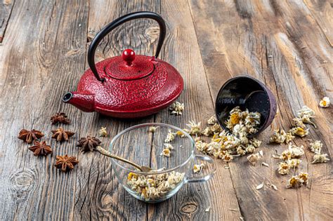 나무에 약용 드라이 카모마일 차 한 잔 주전자에 카모마일 차 건강관리와 의술에 대한 스톡 사진 및 기타 이미지 건강관리와 의술 건강한 식생활 건과일 Istock